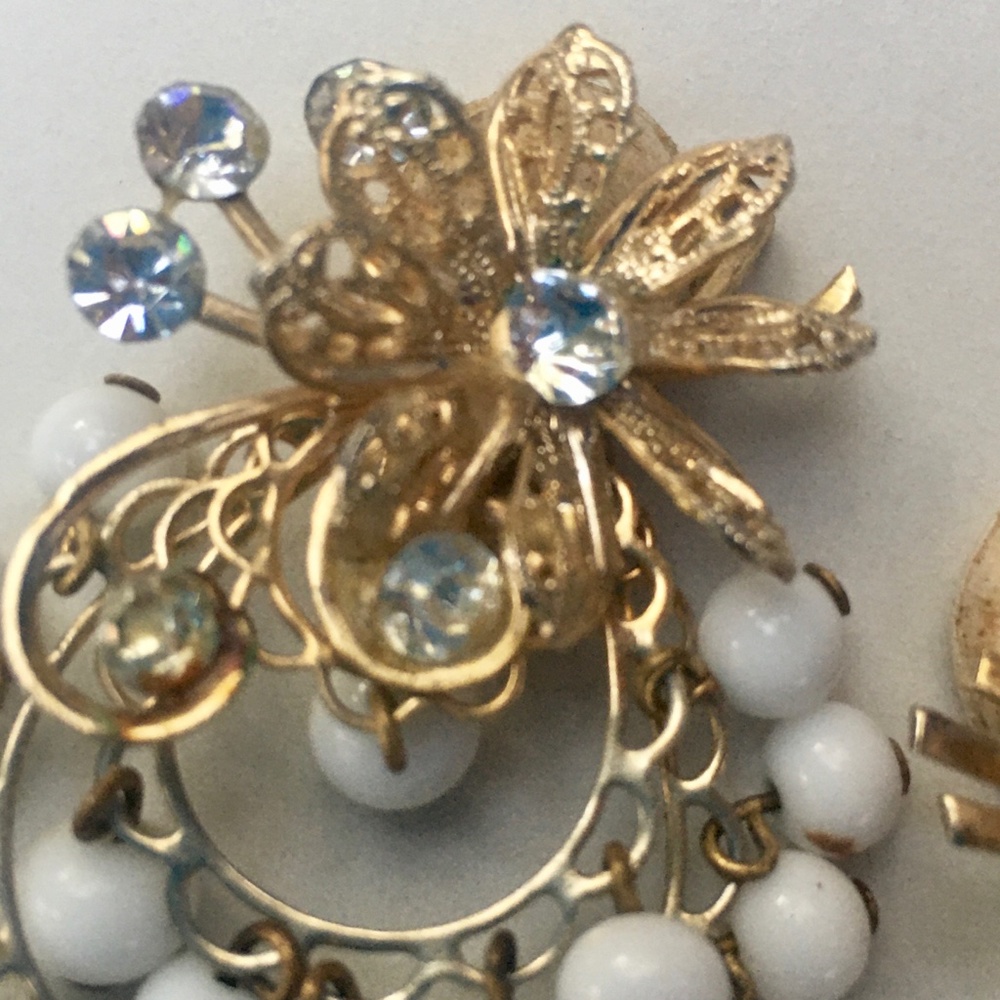 Vintage 50s 60s Flirty White Bead & Rs Earrings - Gem